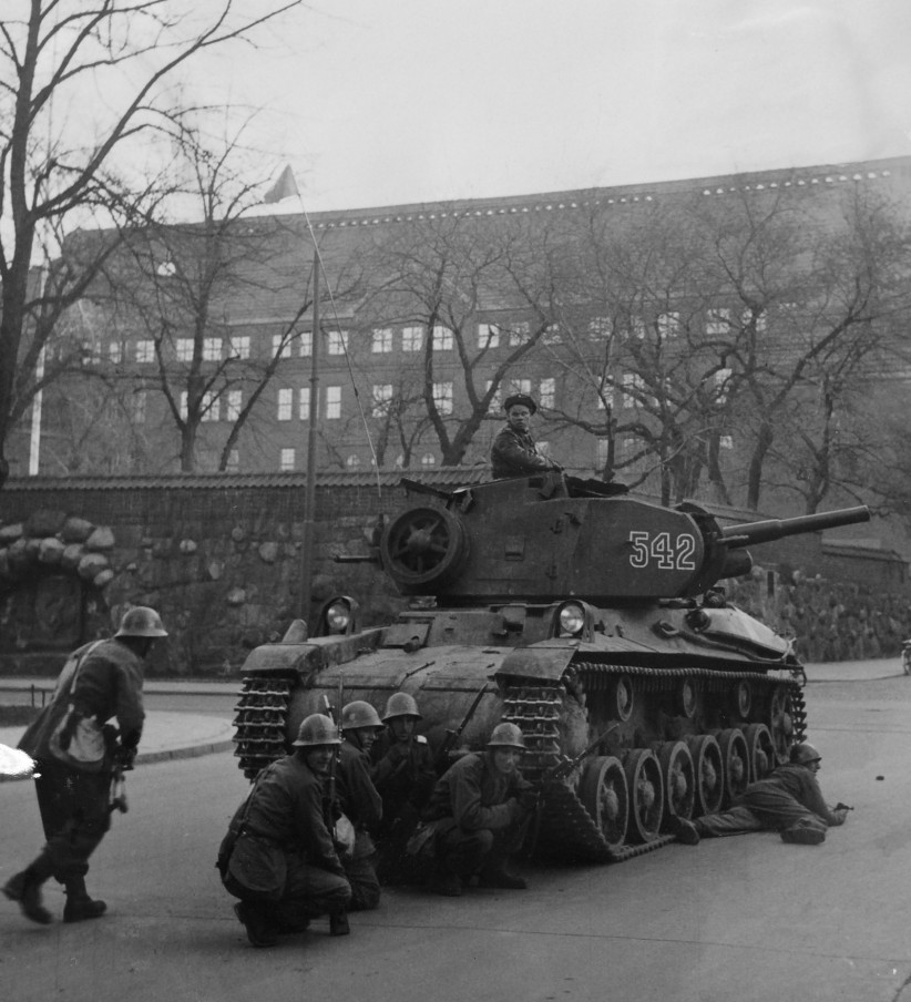 Stridsvagn m/42 on an urban combat exercise, 1944 – Swedish tank archives